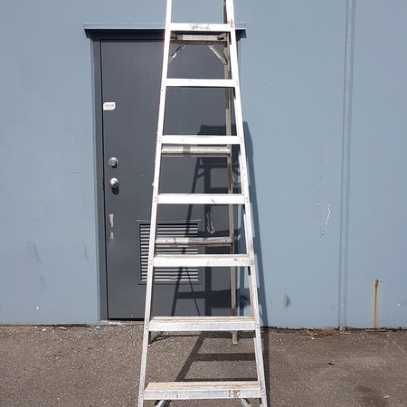 Used Louisville 8 ft. Aluminum Step Ladder – Coast Machinery Group