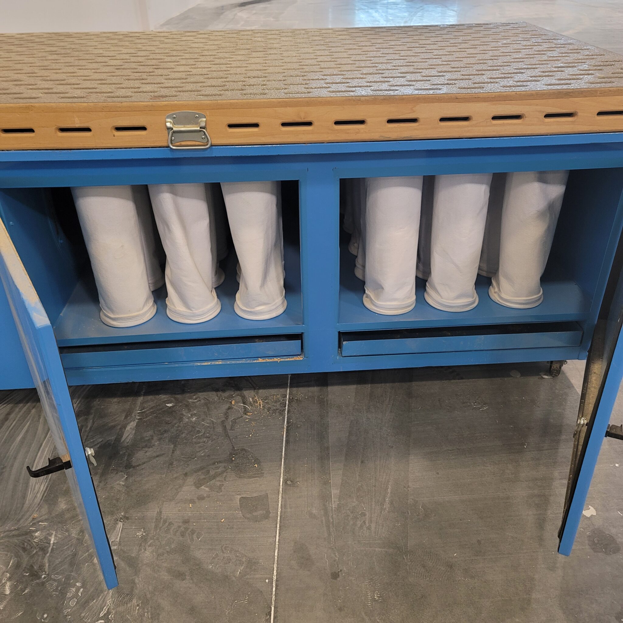 Used Denray Downdraft Table – Coast Machinery Group